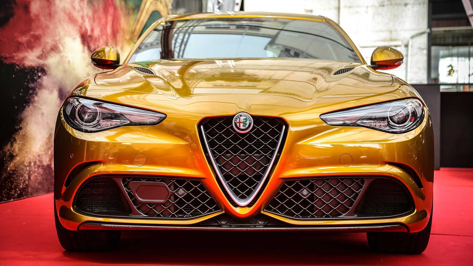 Złota Alfa Romeo Giulia Quadrifoglio z okazji Mille Miglia