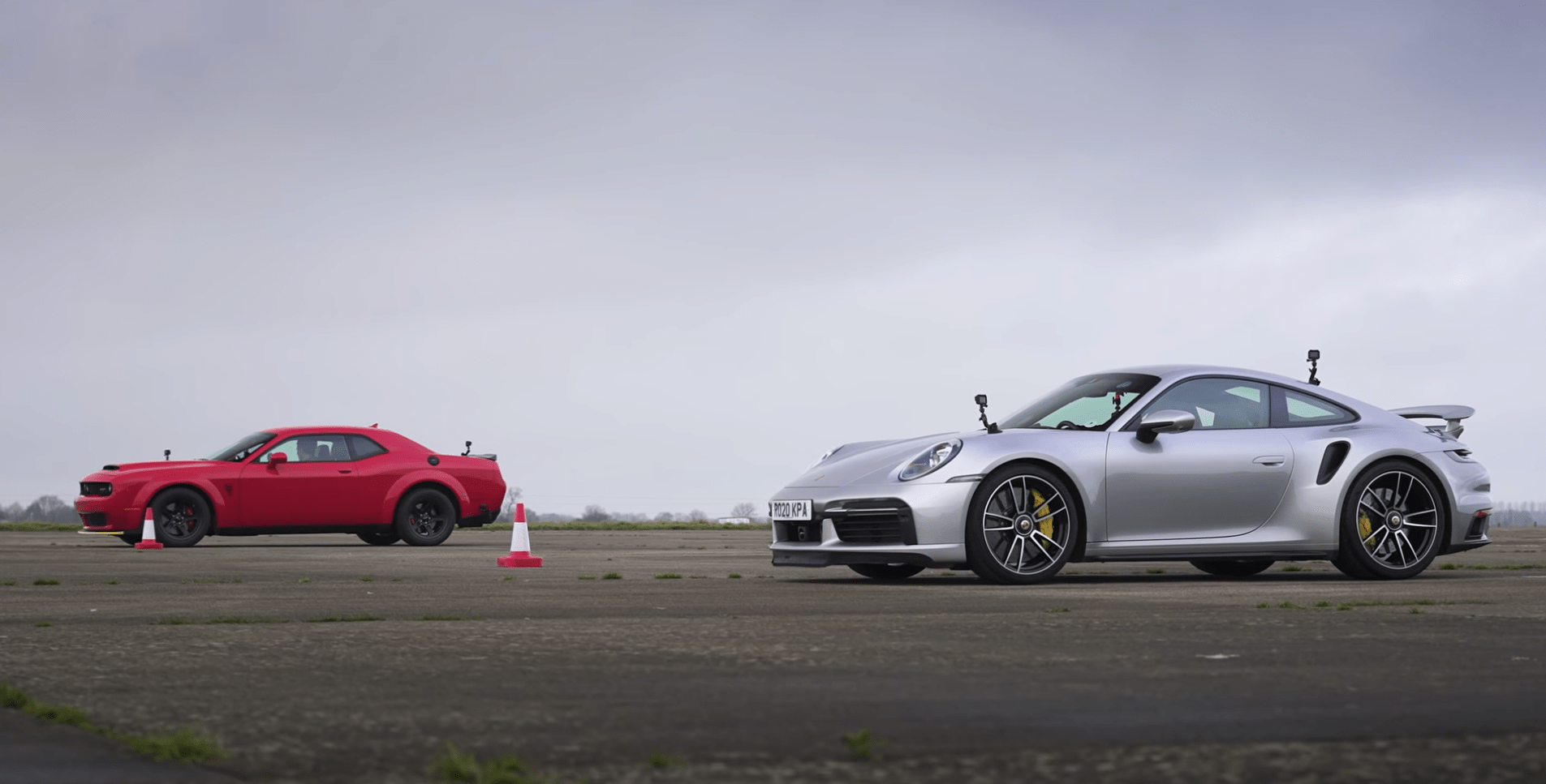 Dodge Demon podejmuje Porsche 911 Turbo S w wyścigu na 1/4 mili