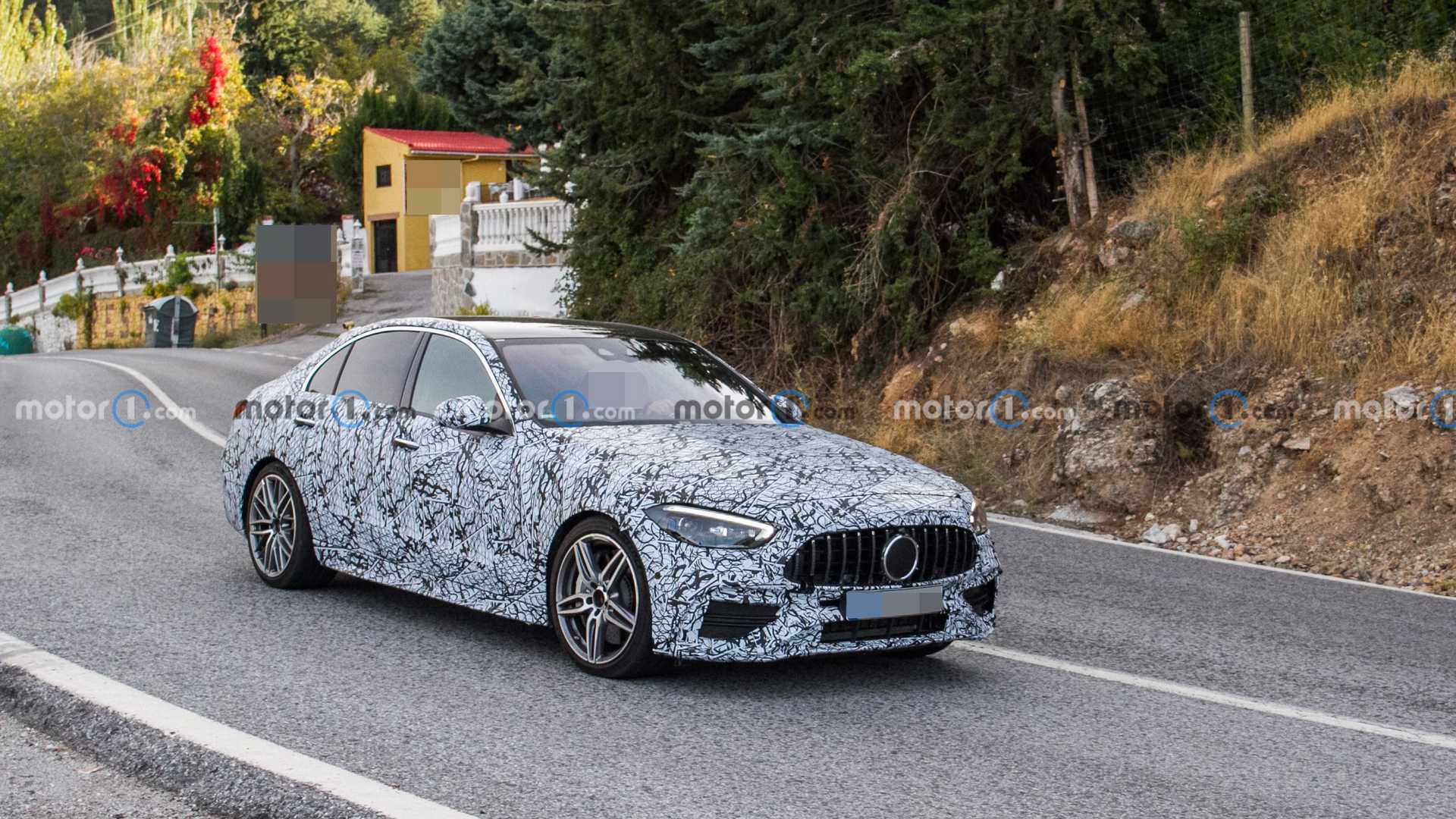 Nowy Mercedes C45 AMG zauważony podczas testów drogowych